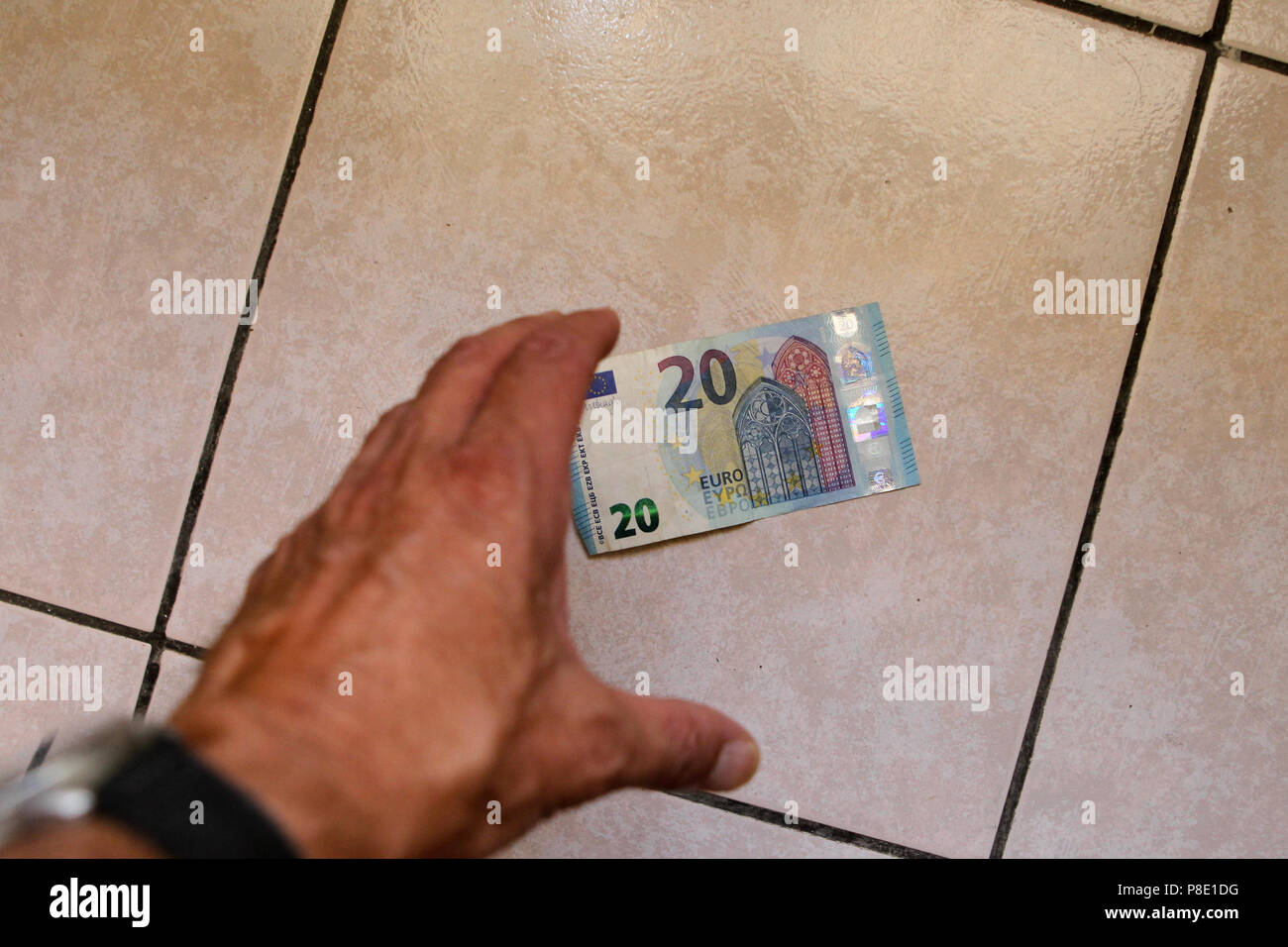 Geld am boden finden -Fotos und -Bildmaterial in hoher Auflösung – Alamy