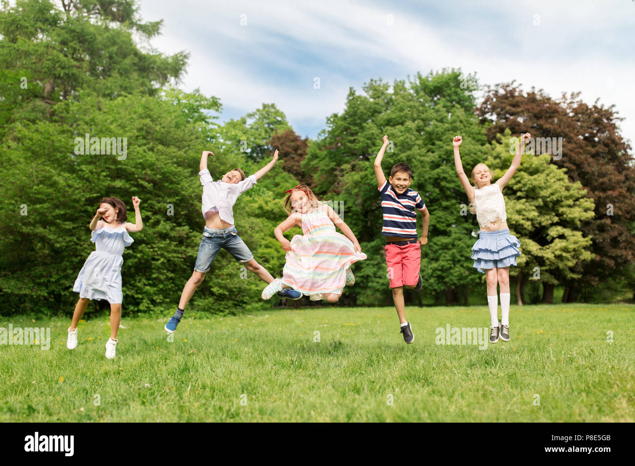 Springen sommerferien -Fotos und -Bildmaterial in hoher Auflösung – Alamy