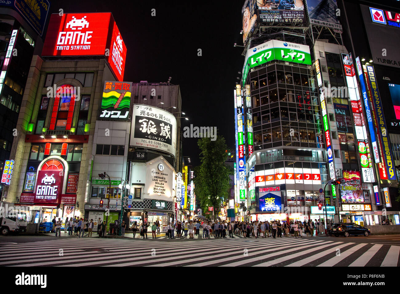 Tokyo, Japan - 19. Juni 2016: Menschen auf der Straße in Shinjuku ... Tokyo, Japan - 19. Juni 2016: Menschen auf der Straße in Shinjuku ...