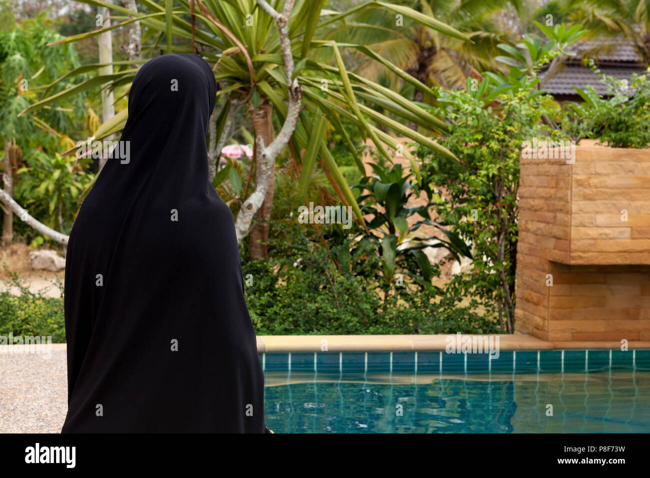 Woman wearing burka chador in -Fotos und -Bildmaterial in hoher ...