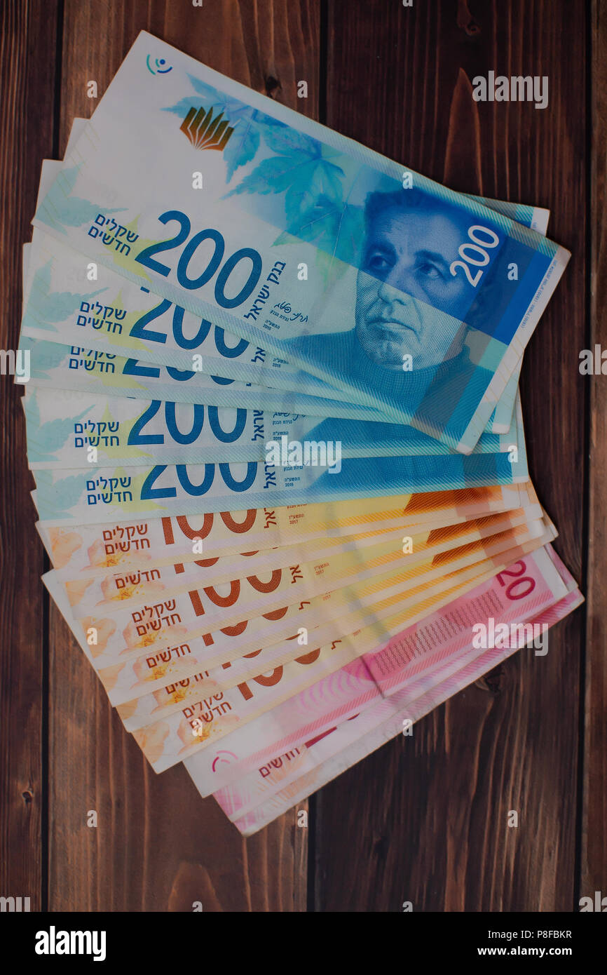 Stapel der neue israelische Schekel Banknoten mit dem neuen 200, 100 ...