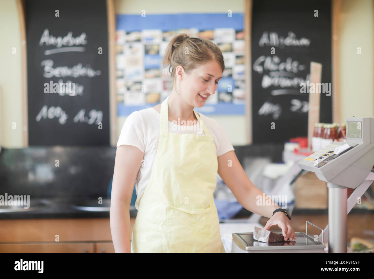 Sales assistant -Fotos und -Bildmaterial in hoher Auflösung – Alamy