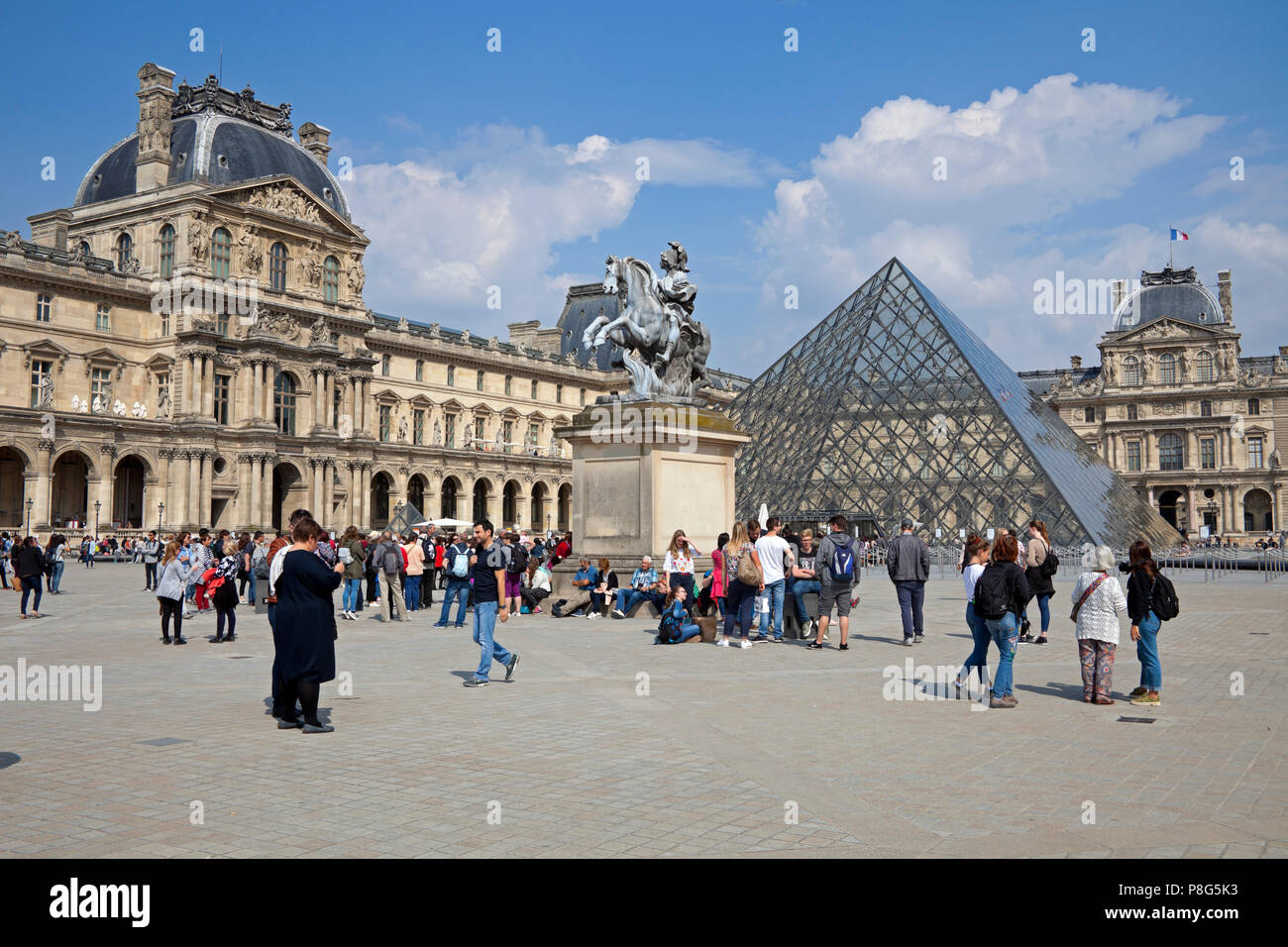 Louvre palace -Fotos und -Bildmaterial in hoher Auflösung – Alamy
