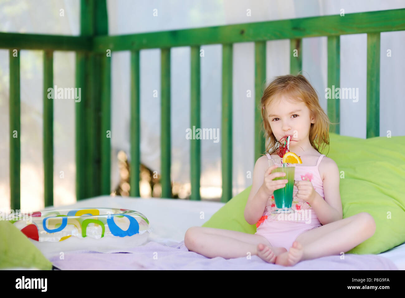 Süße kleine Mädchen im Badeanzug trinken Cocktail Stockfotografie - Alamy Süße kleine Mädchen im Badeanzug trinken Cocktail Stockfotografie - Alamy
