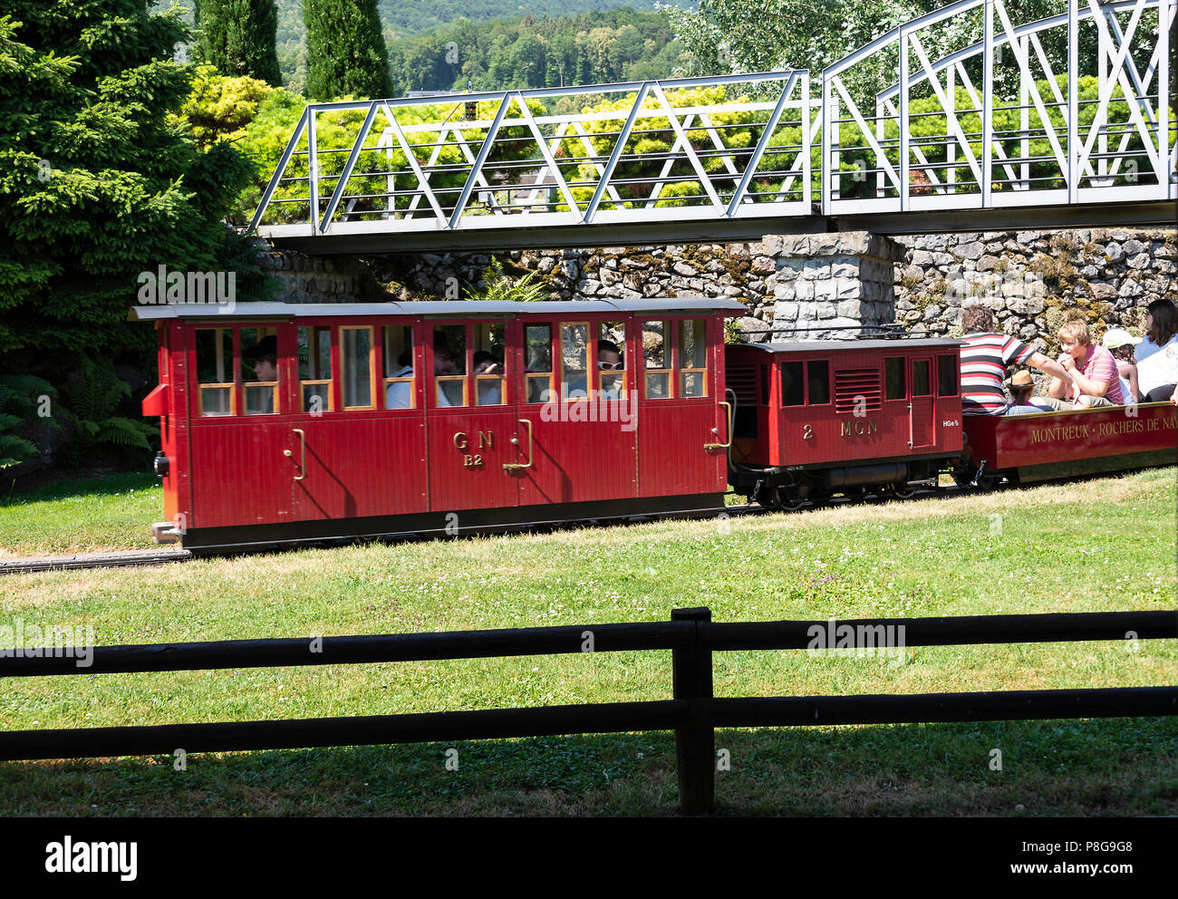 Ein Miniatur elektrische Pkw Motor und Zug auf der Strecke in der Swiss ...