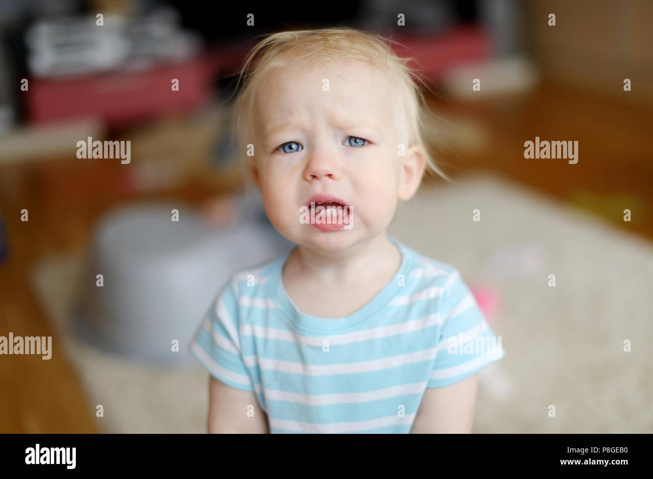 Baby pout cry -Fotos und -Bildmaterial in hoher Auflösung – Alamy