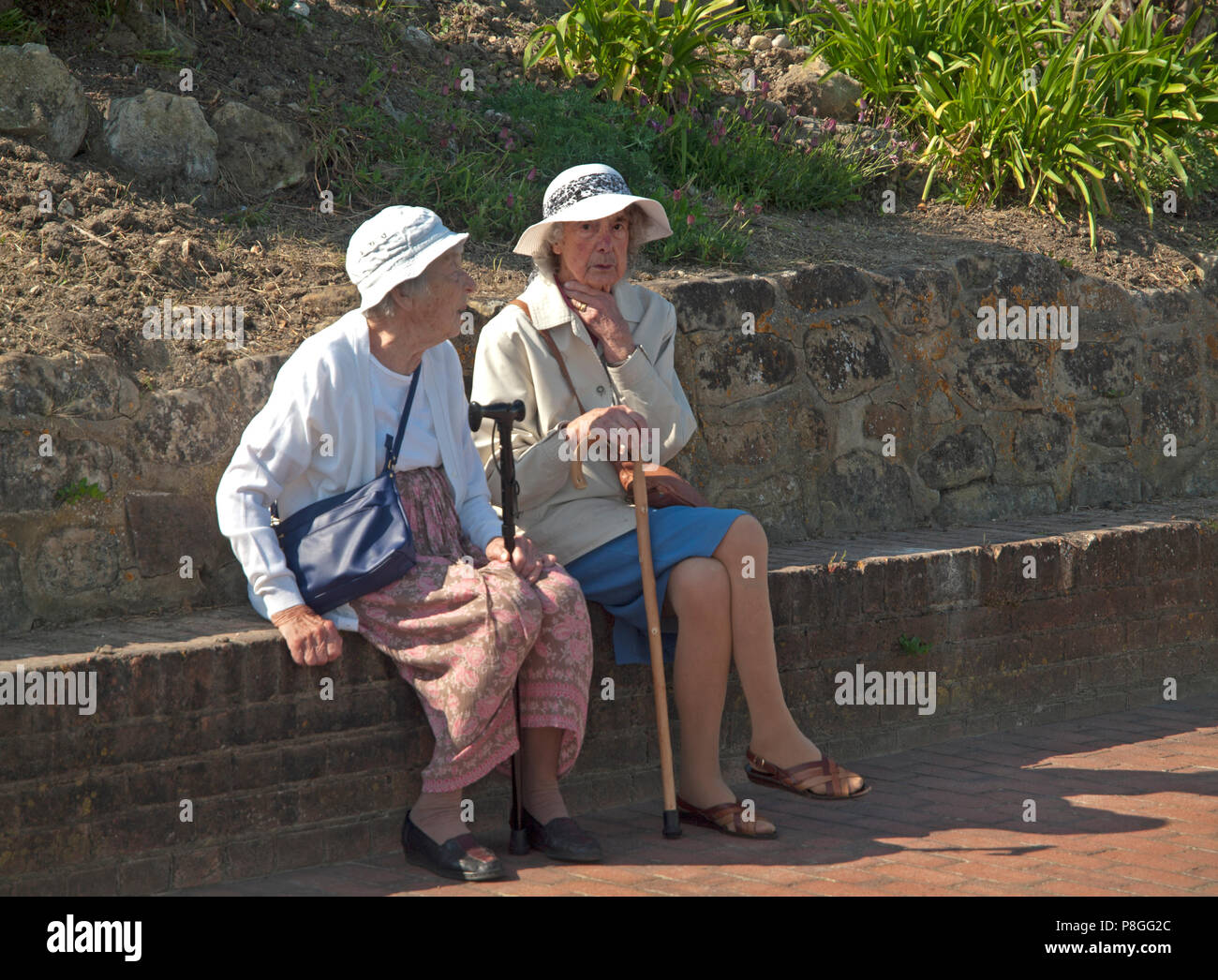 Zwei alte damen -Fotos und -Bildmaterial in hoher Auflösung – Alamy