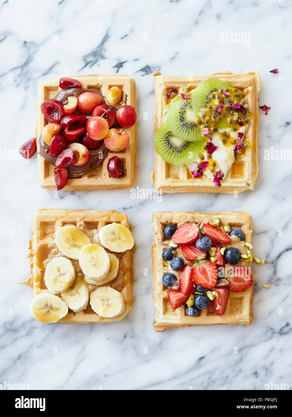 Belgian waffles toppings -Fotos und -Bildmaterial in hoher Auflösung ...