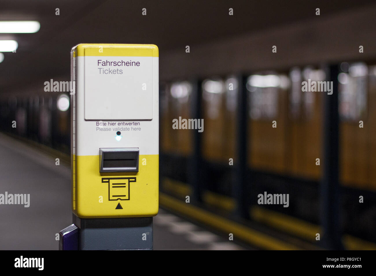 Transport ticket validation machine -Fotos und -Bildmaterial in hoher ...
