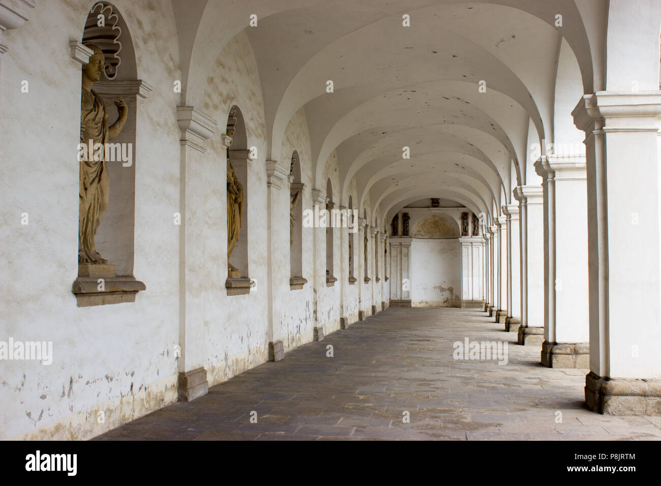 Colonnade garden -Fotos und -Bildmaterial in hoher Auflösung – Alamy
