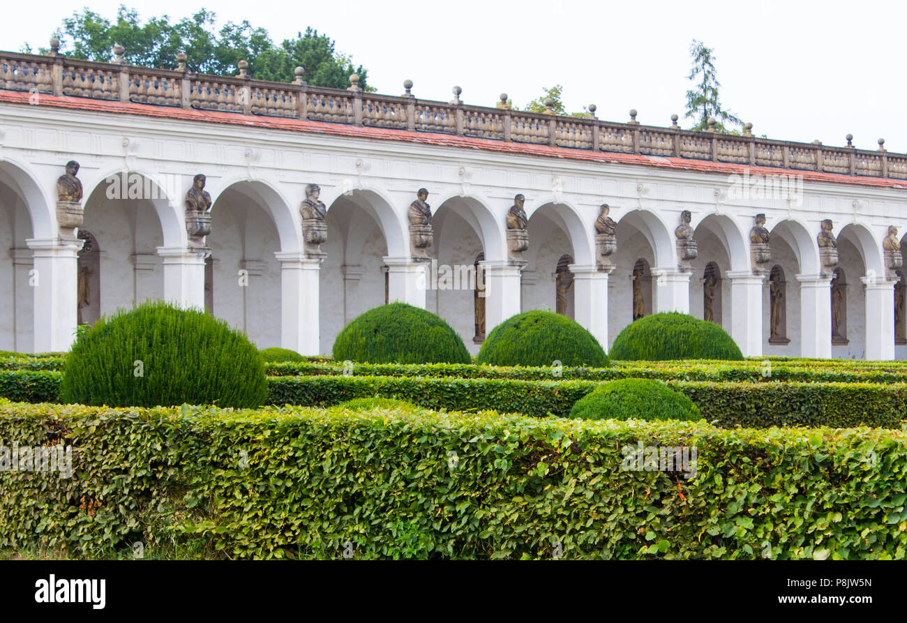 Colonnade garden -Fotos und -Bildmaterial in hoher Auflösung – Alamy