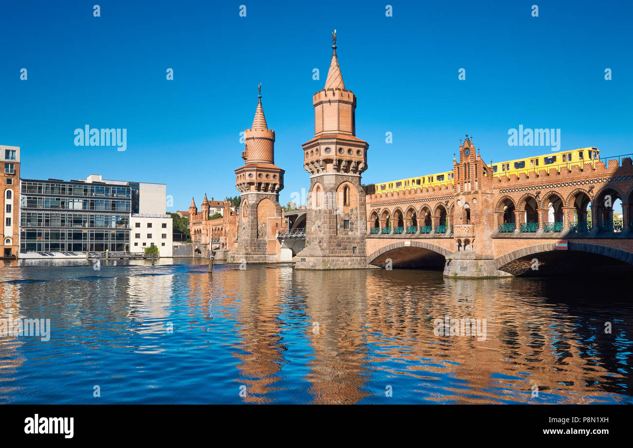 Oberbaumbrücke (Oberbaumbruecke) in Berlin, Deutschland, an einem ...