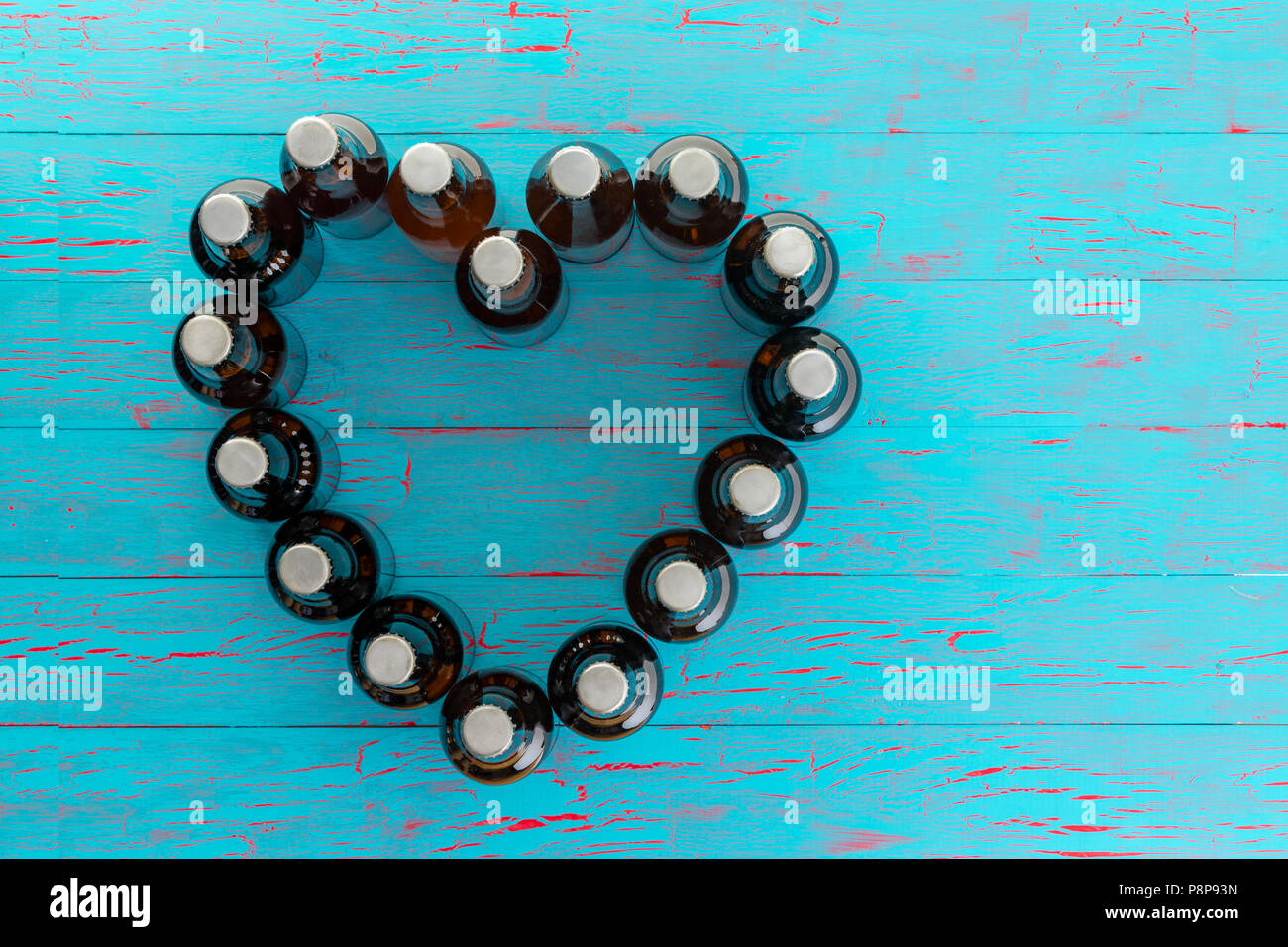 Herzförmige Kontur von Bierflaschen auf Blau Holz mit copy Space ...