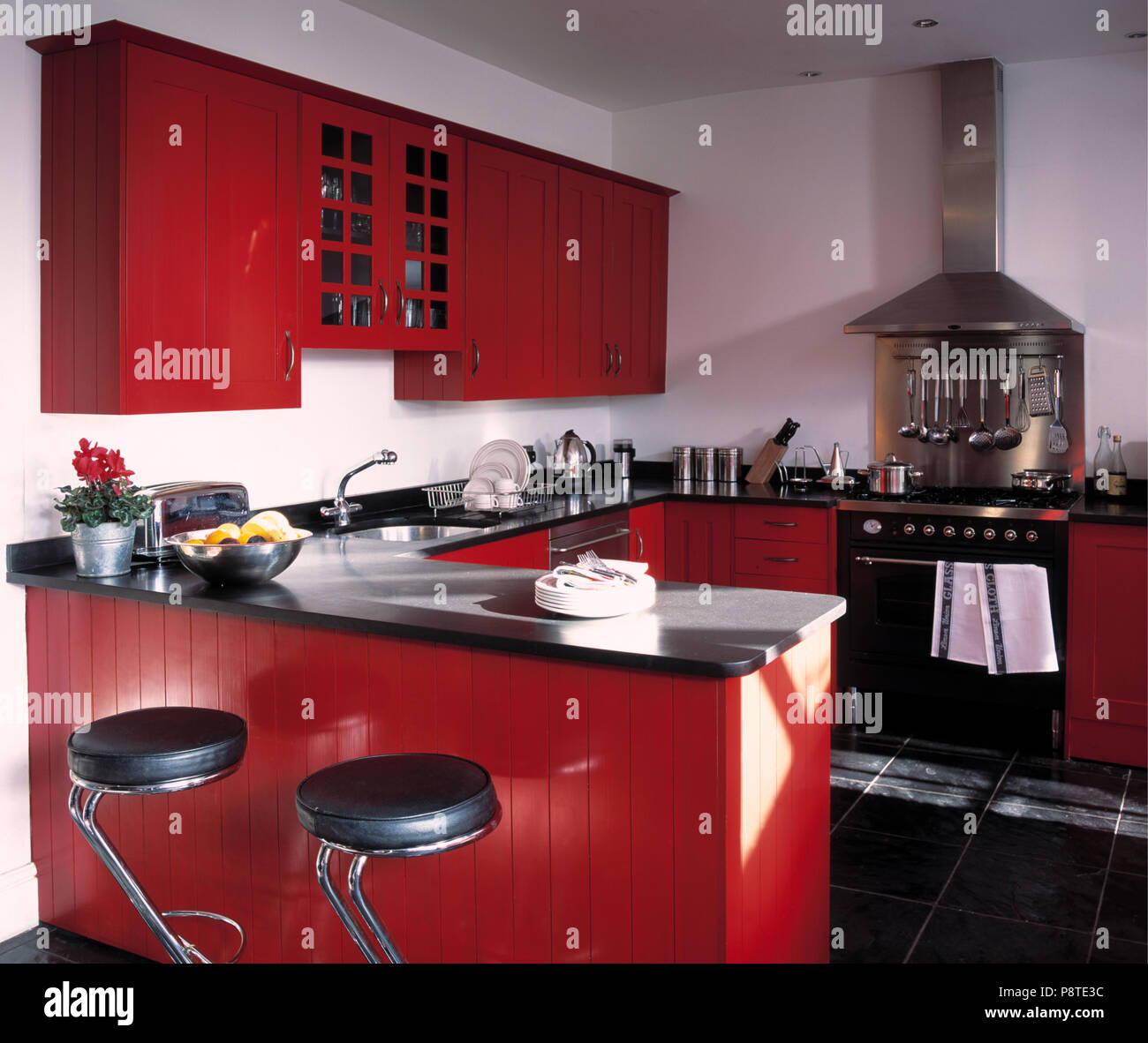 Schwarzes Leder und Chrom Hocker an der Theke mit Arbeitsplatte aus ...