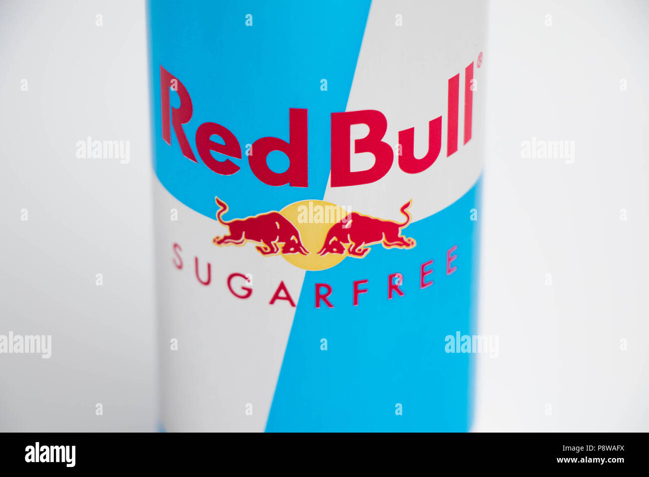 Flasche dose red bull energy drink -Fotos und -Bildmaterial in hoher ...