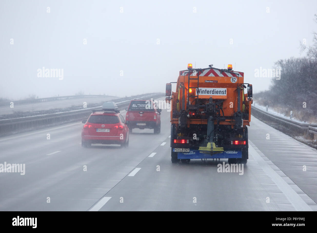 Winterdienst autobahn -Fotos und -Bildmaterial in hoher Auflösung – Alamy