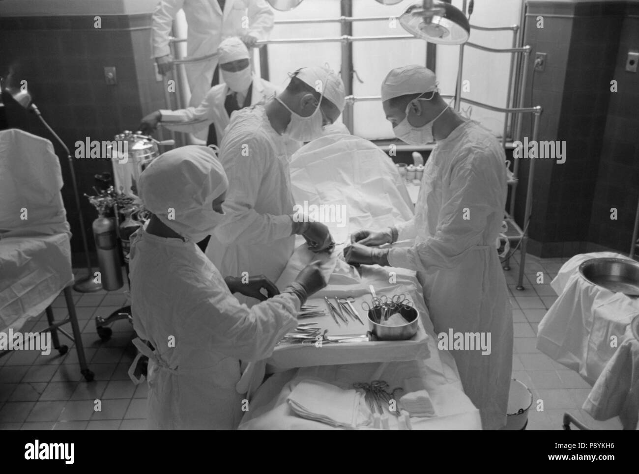 Medizinische operation Schwarzweiß-Stockfotos und -bilder - Alamy