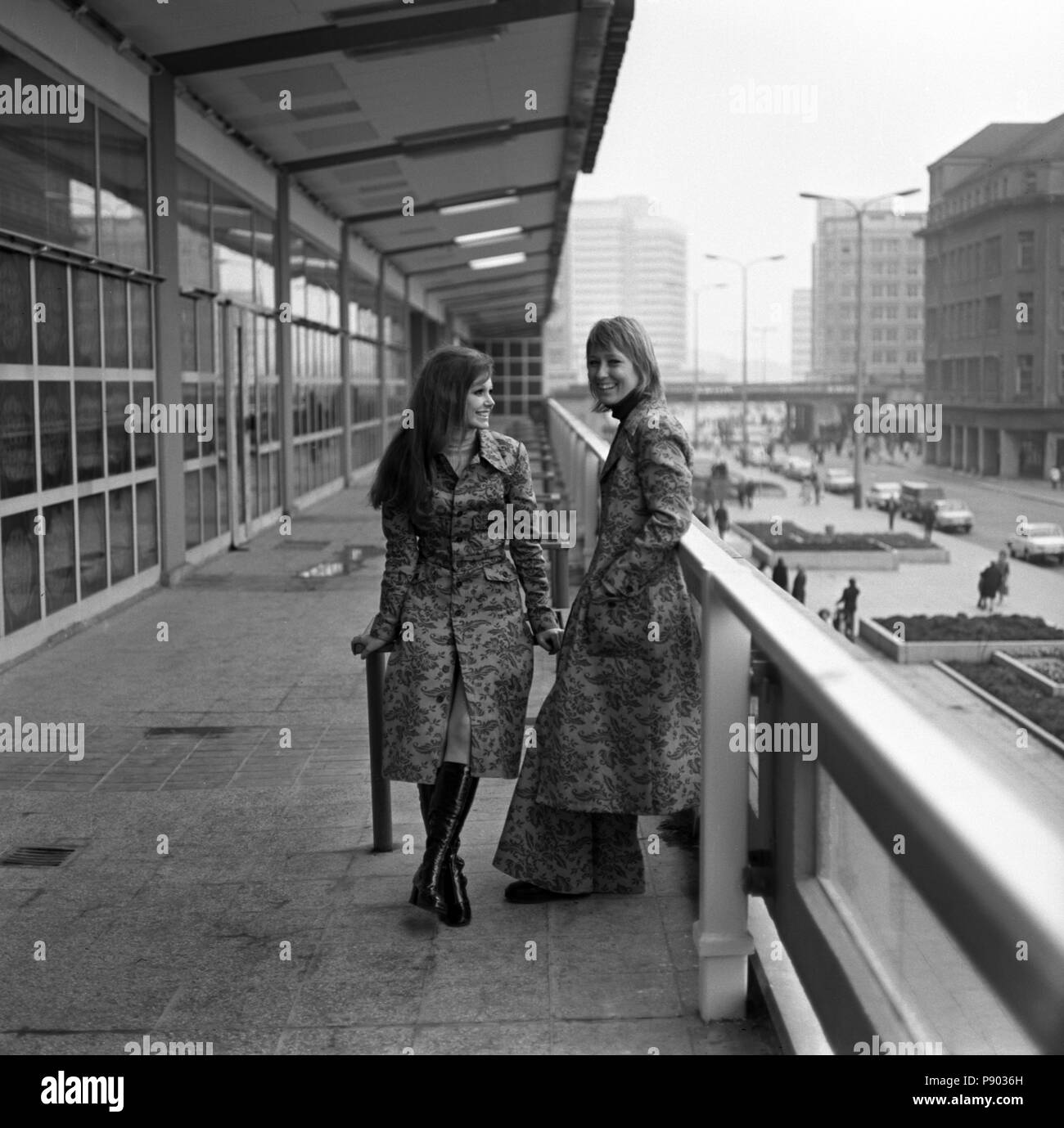 Berlin, DDR, junge Frauen tragen die neuesten Herbst Mode in der Stadt ...