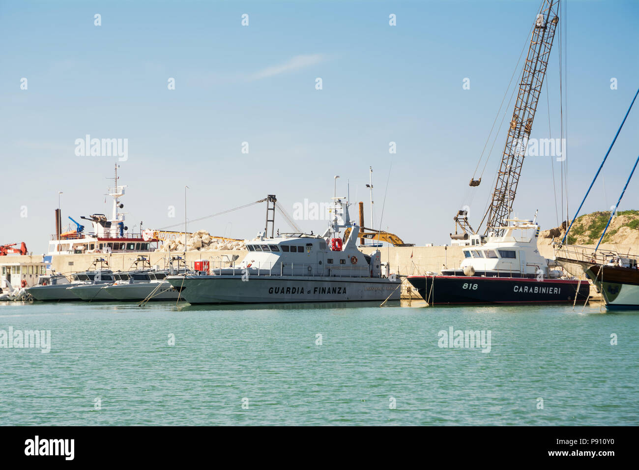 Carabinieri boat -Fotos und -Bildmaterial in hoher Auflösung – Alamy
