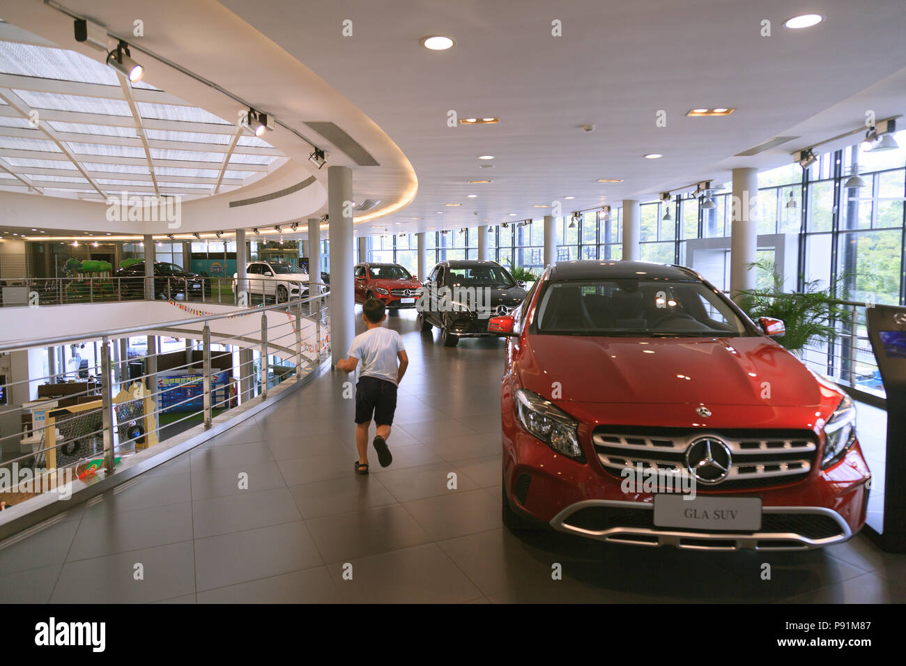 Guangzhou, China. 10. Juli 2018. Neue Autos in einem Mercedes-Benz ...