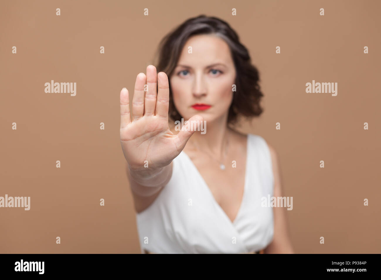 Stop schild hand -Fotos und -Bildmaterial in hoher Auflösung – Alamy