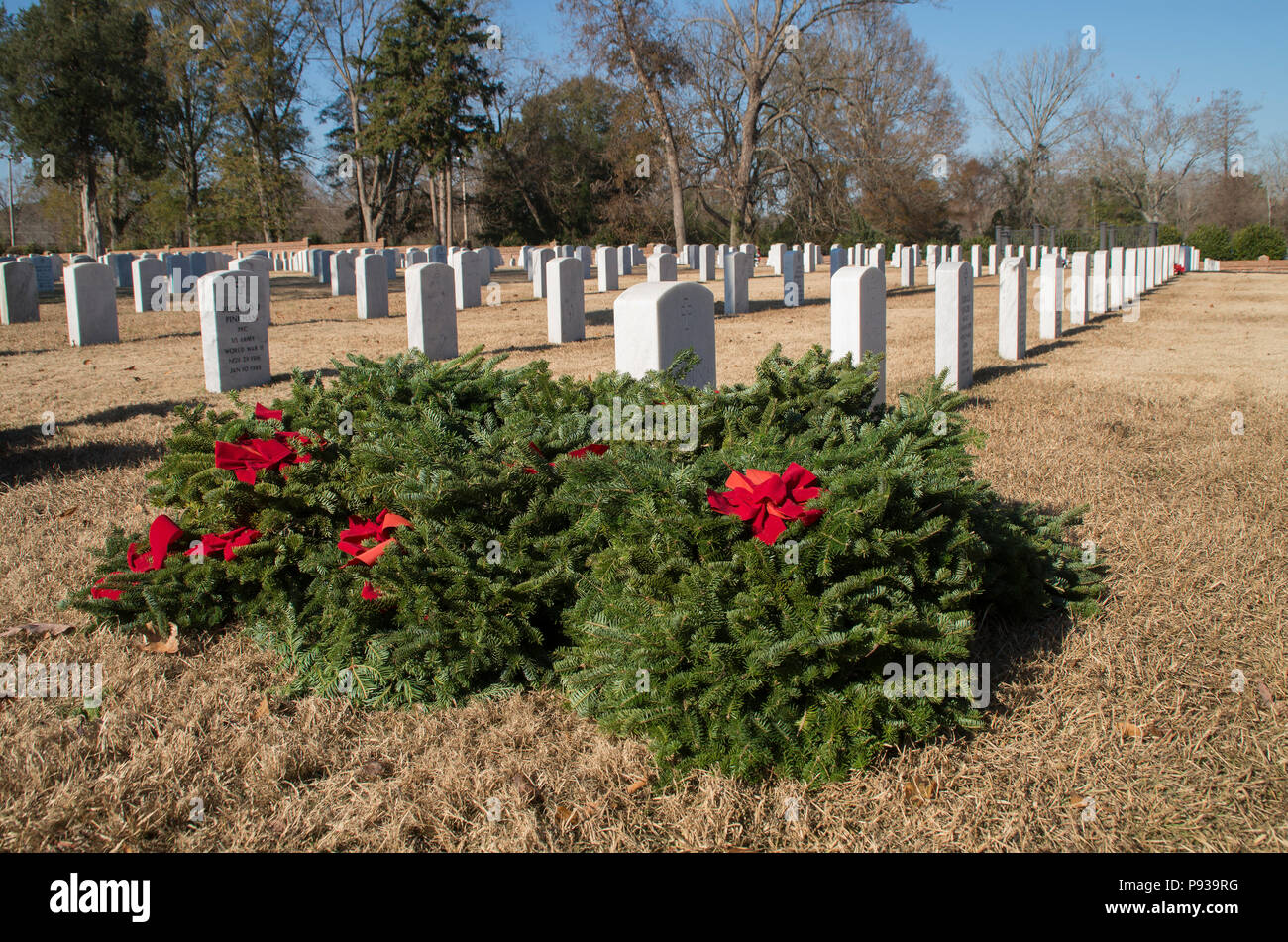 Kraenzen legen bereit auf die Gräber der Veteranen im National Cemetery ...