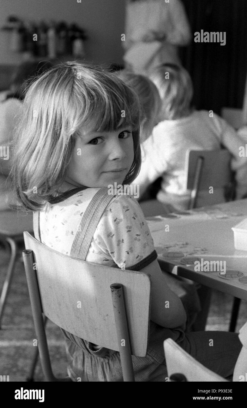 Berlin, DDR, Mädchen in eine Vorschule Stockfotografie - Alamy