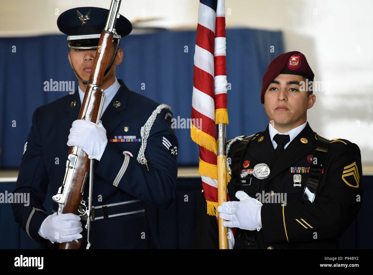Eine gemeinsame US Air Force und US Army Color Guard stellt die Farben ...
