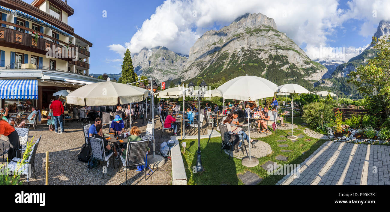 Restaurant auf der Terrasse des Hotel Spinne in Grindelwald, Berner ...