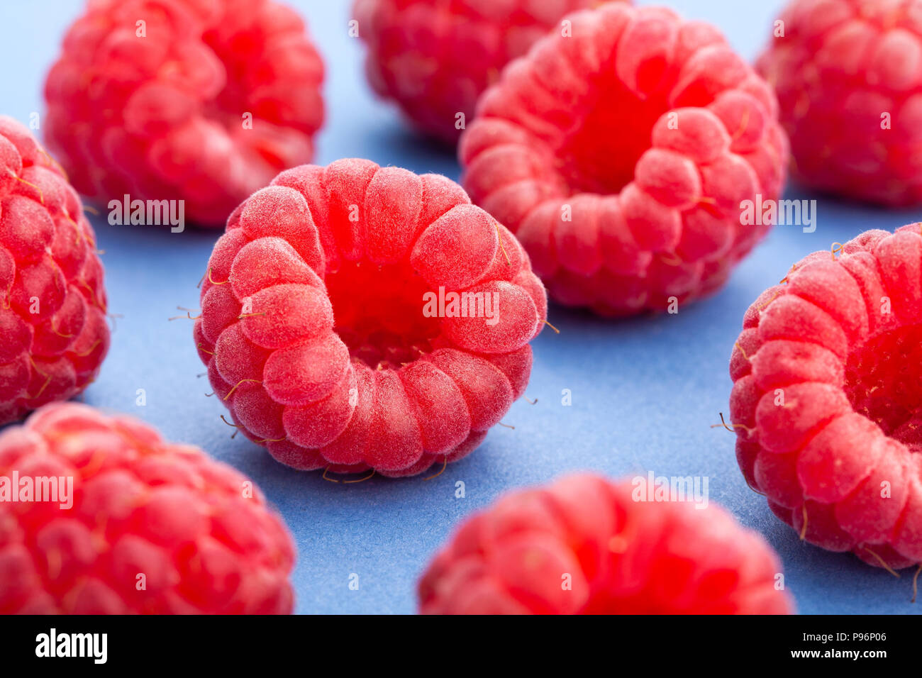 Blaue himbeere -Fotos und -Bildmaterial in hoher Auflösung – Alamy