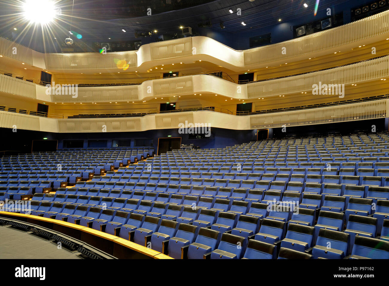 Deutschland, Nordrhein-Westfalen - Aalto Theater in Essen ...