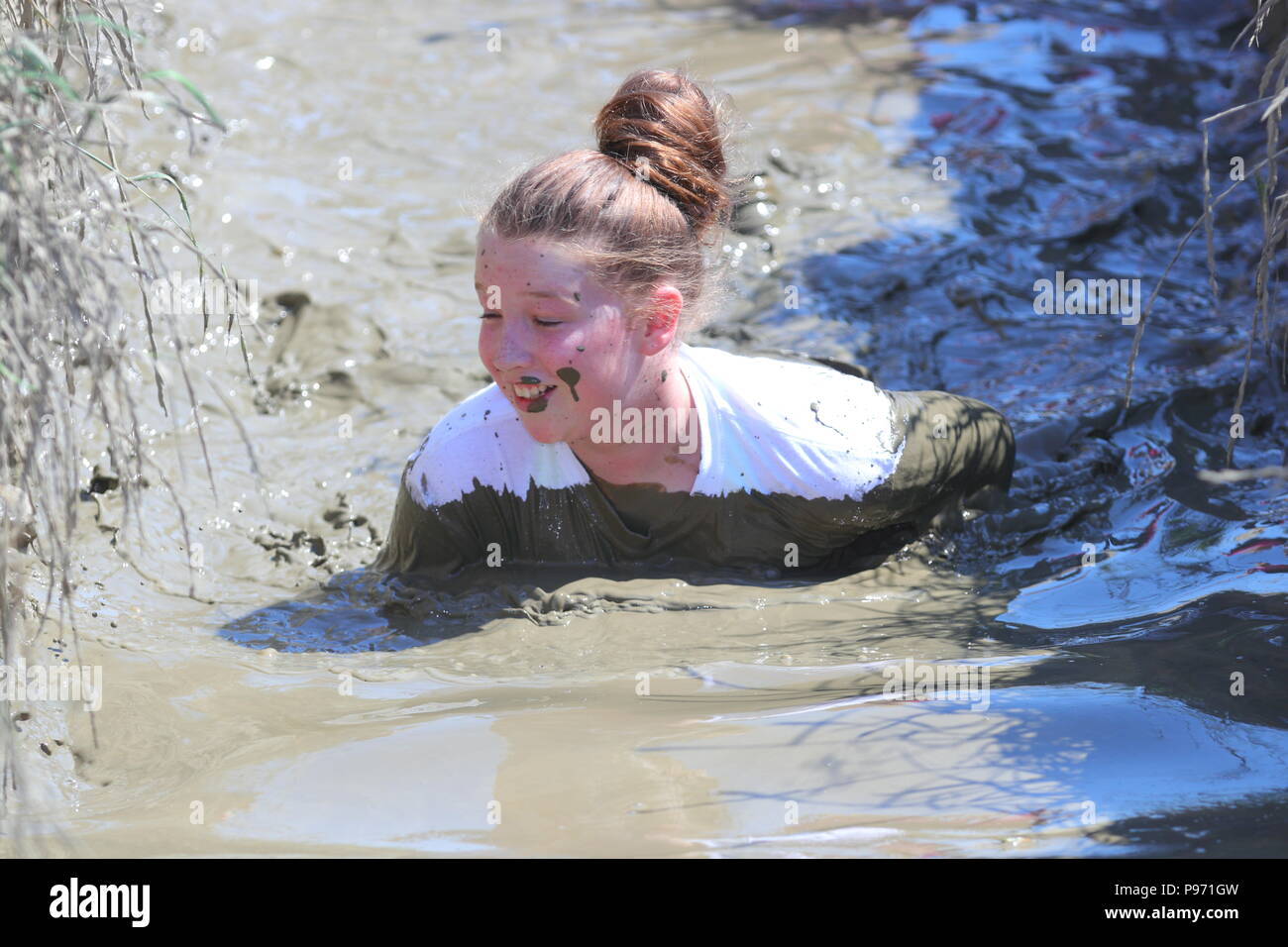 Kinder Mit Schlamm Bedeckt Stockfotos und -bilder Kaufen - Alamy