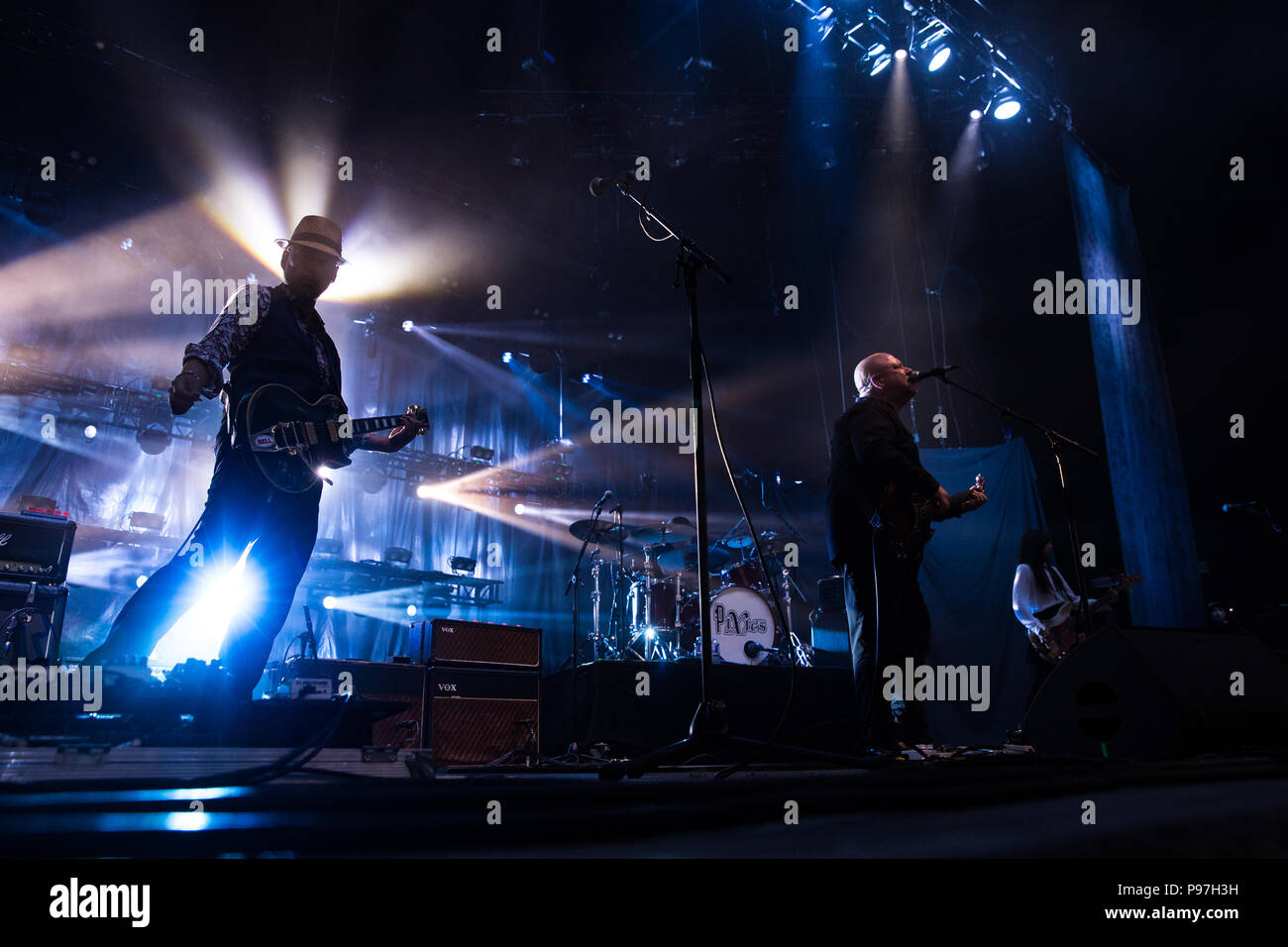 Paz lenchantin bassist -Fotos und -Bildmaterial in hoher Auflösung – Alamy