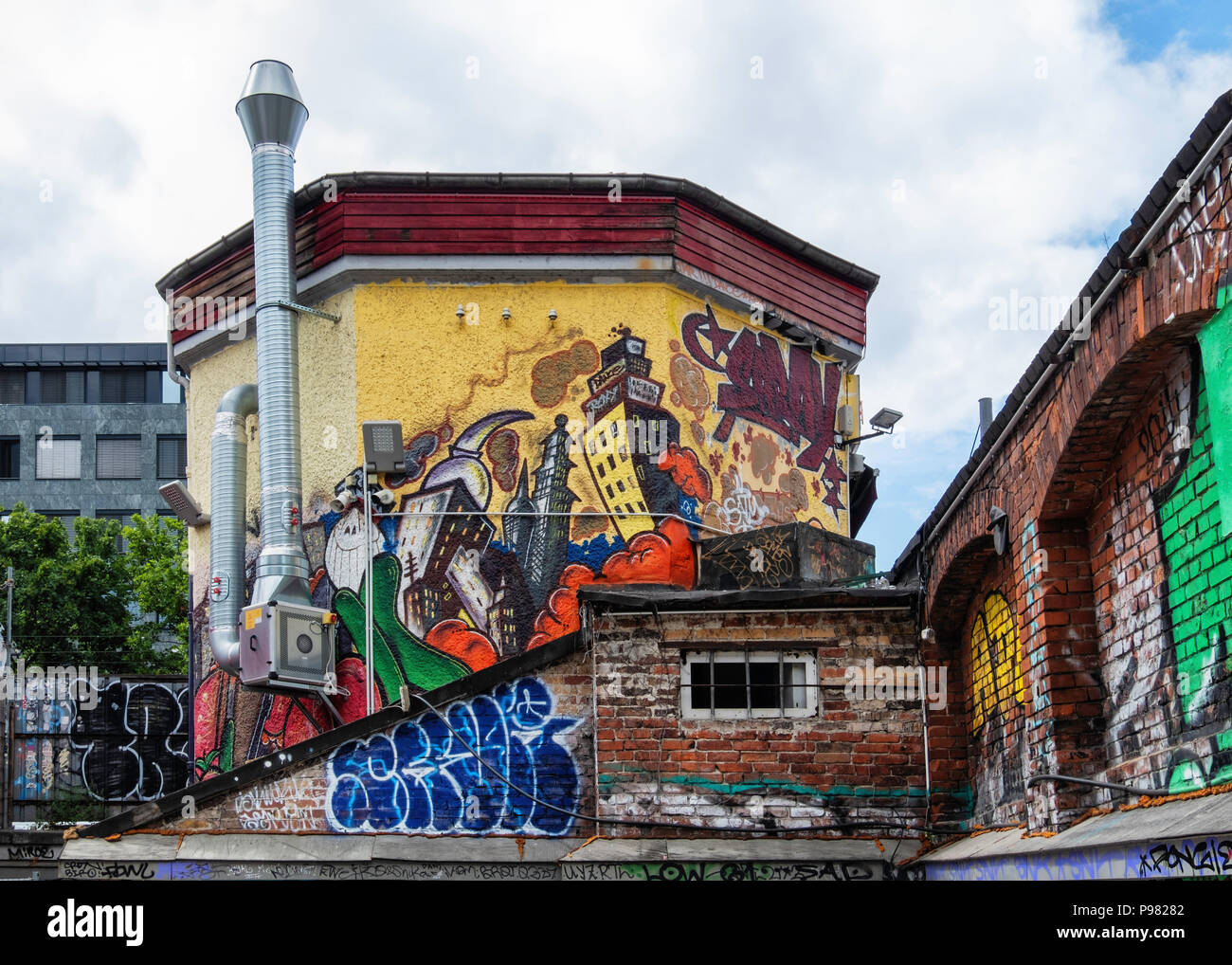 Berlin, Friedrichshain, RAW-Gelände. Saray Fast food bunte Fassade ...