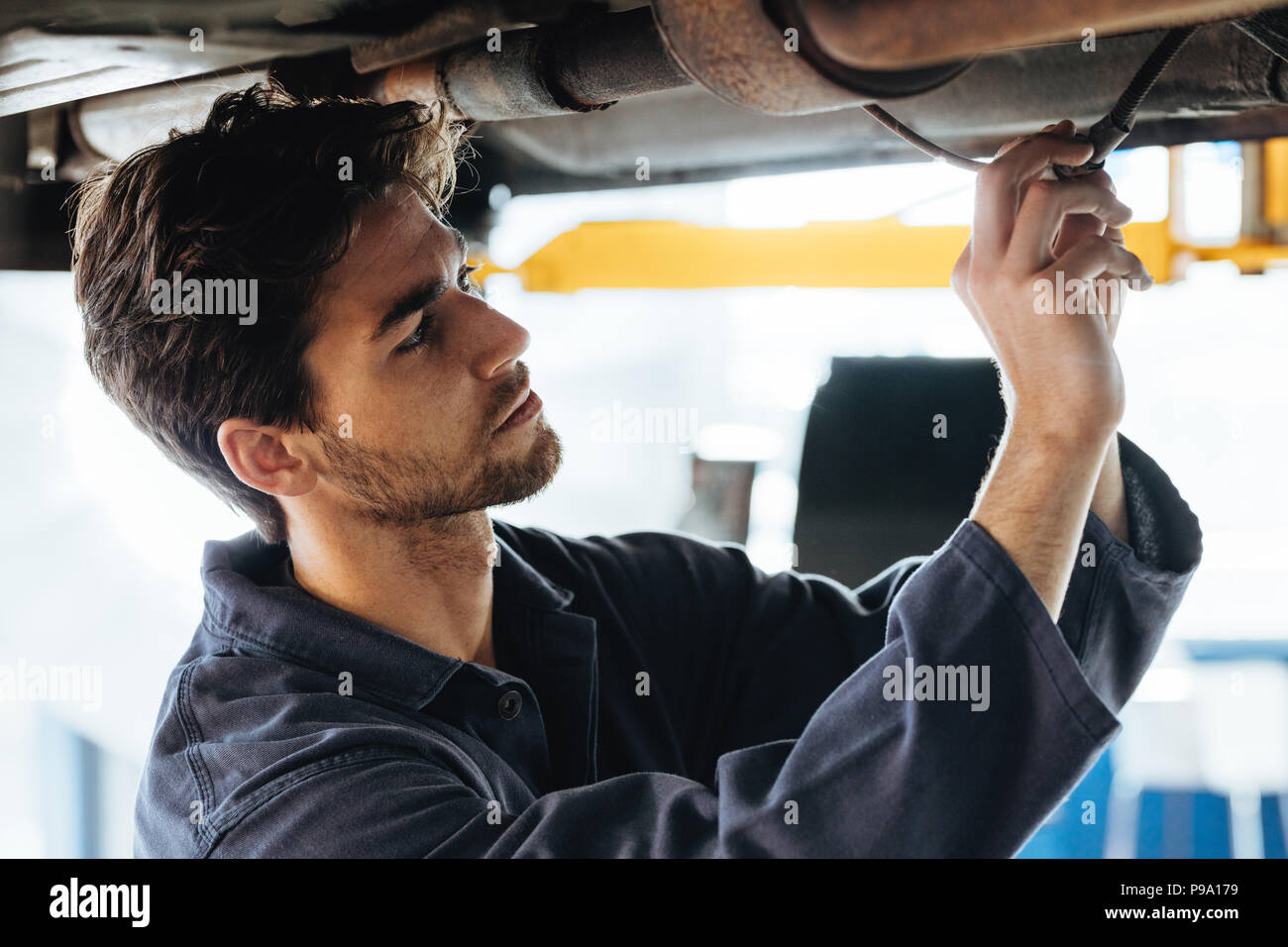 Techniker Überprüfen Stockfotos und -bilder Kaufen - Alamy