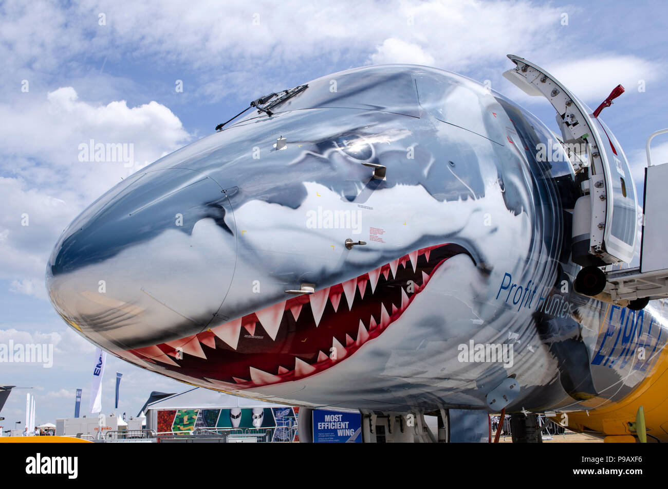 Embraer E190-E2 Gewinn Jäger mit Haie Zähne Nase. Farnborough Airshow ...