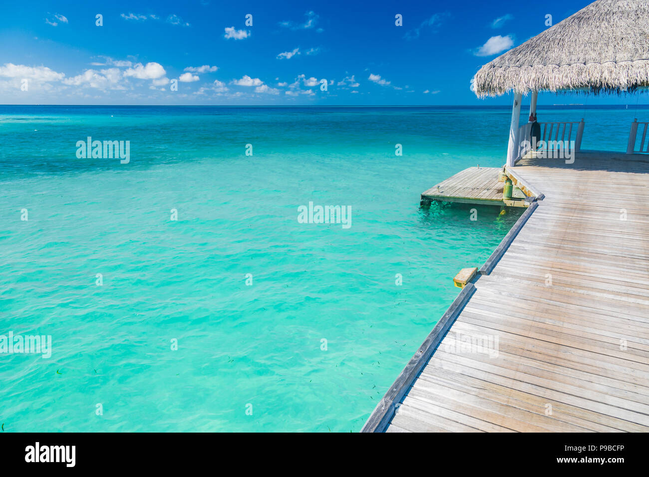 Schöner Strand Szene mit langen Holzsteg. Ruhigen und erholsamen Strand ...
