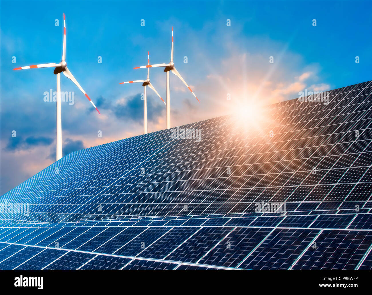 Photovoltaikanlage und Windkraftanlage mit hellen Sonne Stockfotografie ...