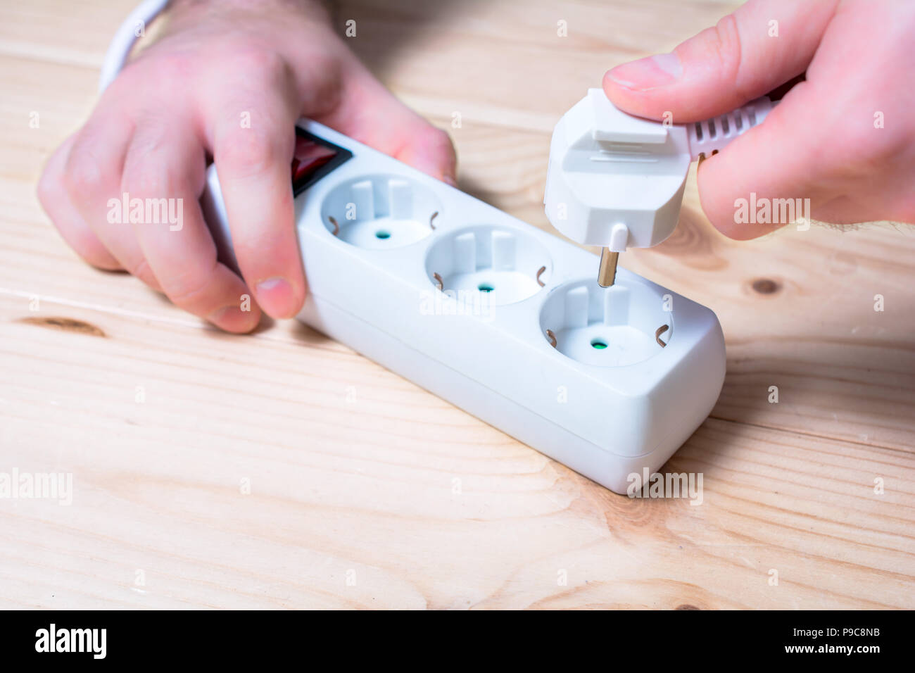 Männliche Hand und Verbinden von elektrischen Stecker an eine ...