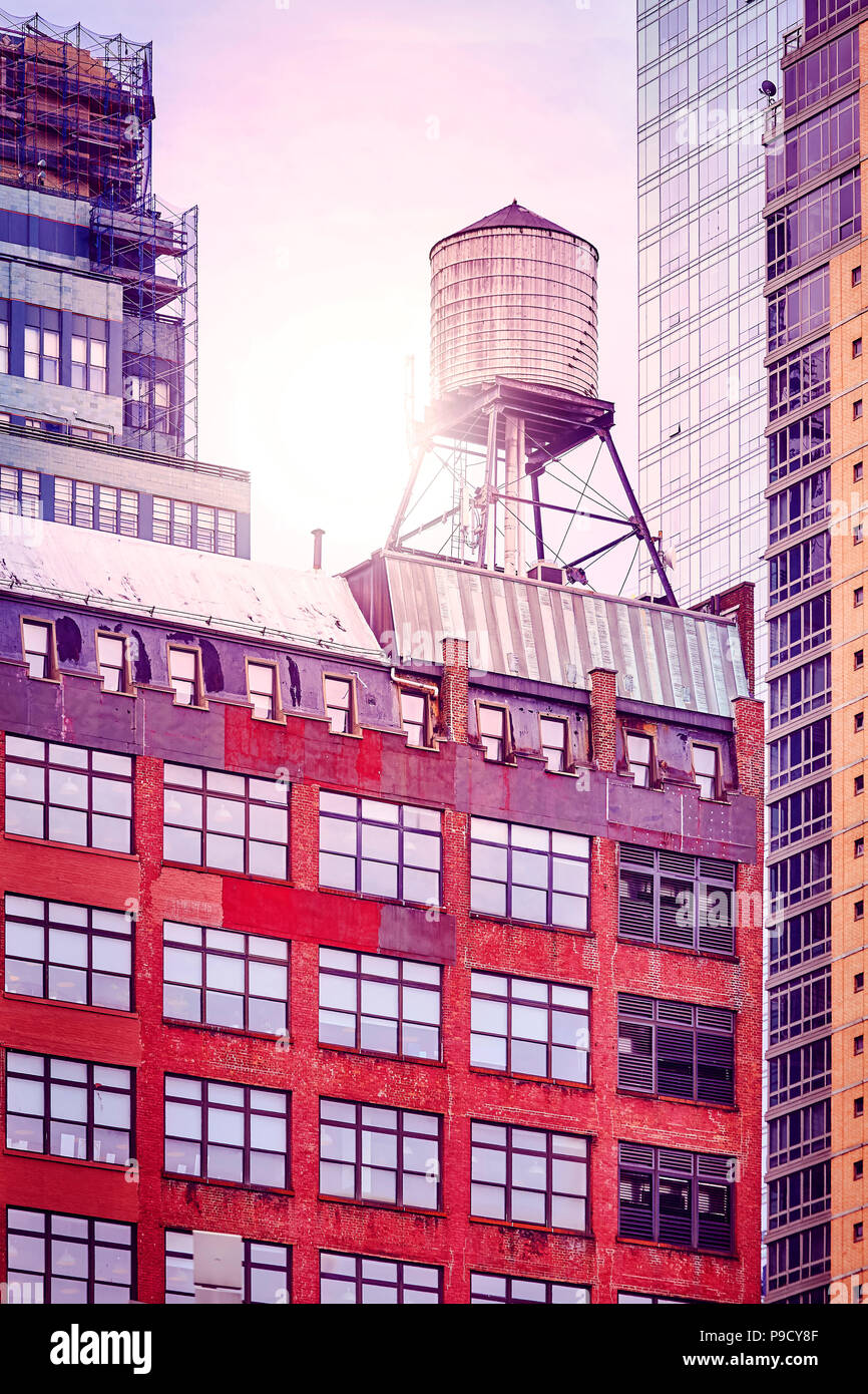 Wassertank auf dem dach -Fotos und -Bildmaterial in hoher Auflösung – Alamy
