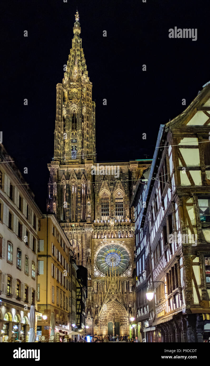 Straßburg, rue Strasse Mercière, beleuchtete Notre-Dame gotische ...