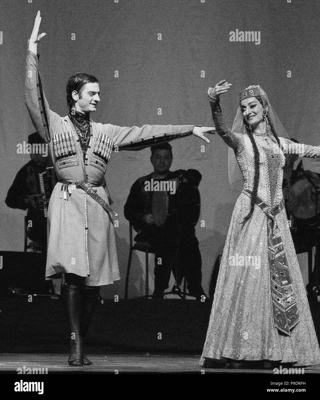 Georgian dance -Fotos und -Bildmaterial in hoher Auflösung – Alamy