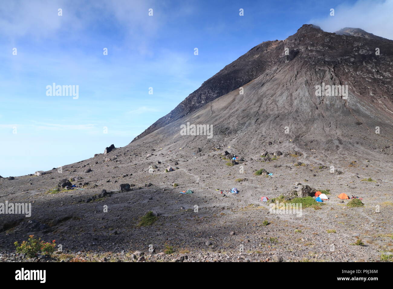 Krater des mount merapi -Fotos und -Bildmaterial in hoher Auflösung – Alamy