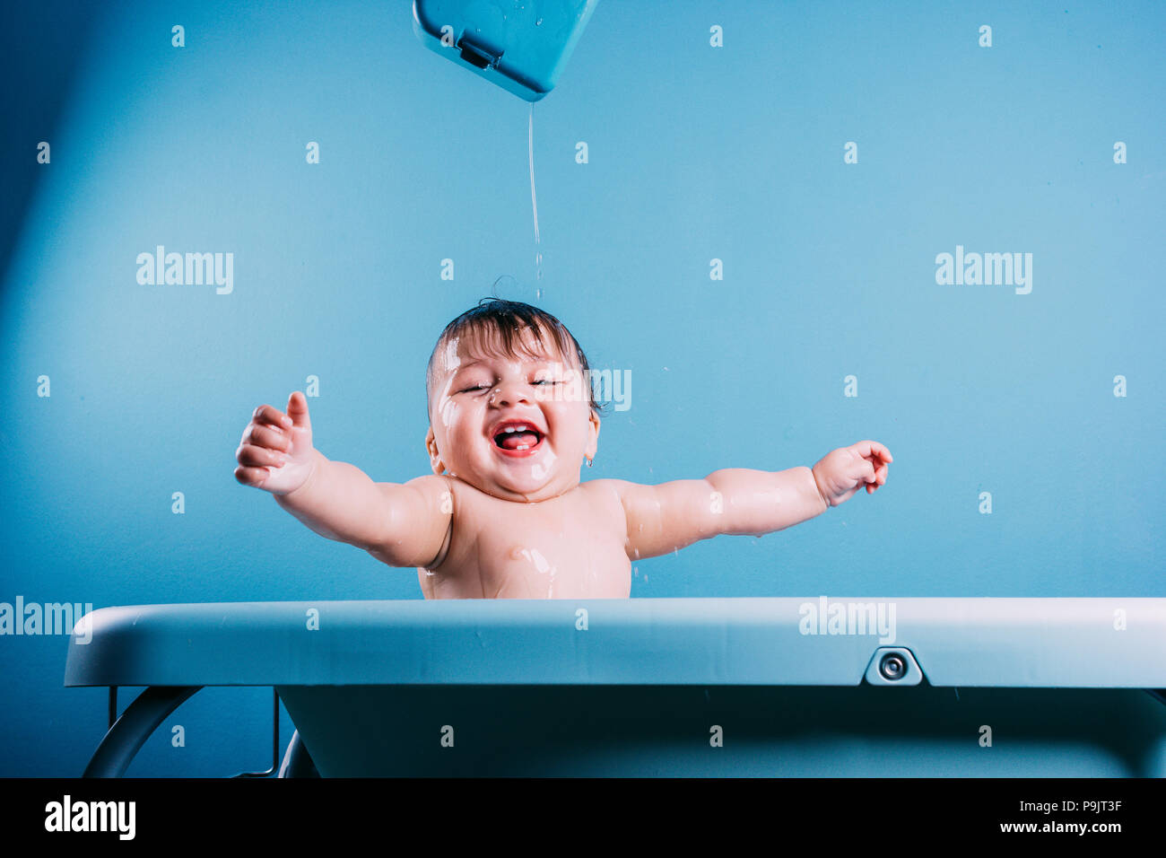 Kinder badewanne buntes wasser -Fotos und -Bildmaterial in hoher ...