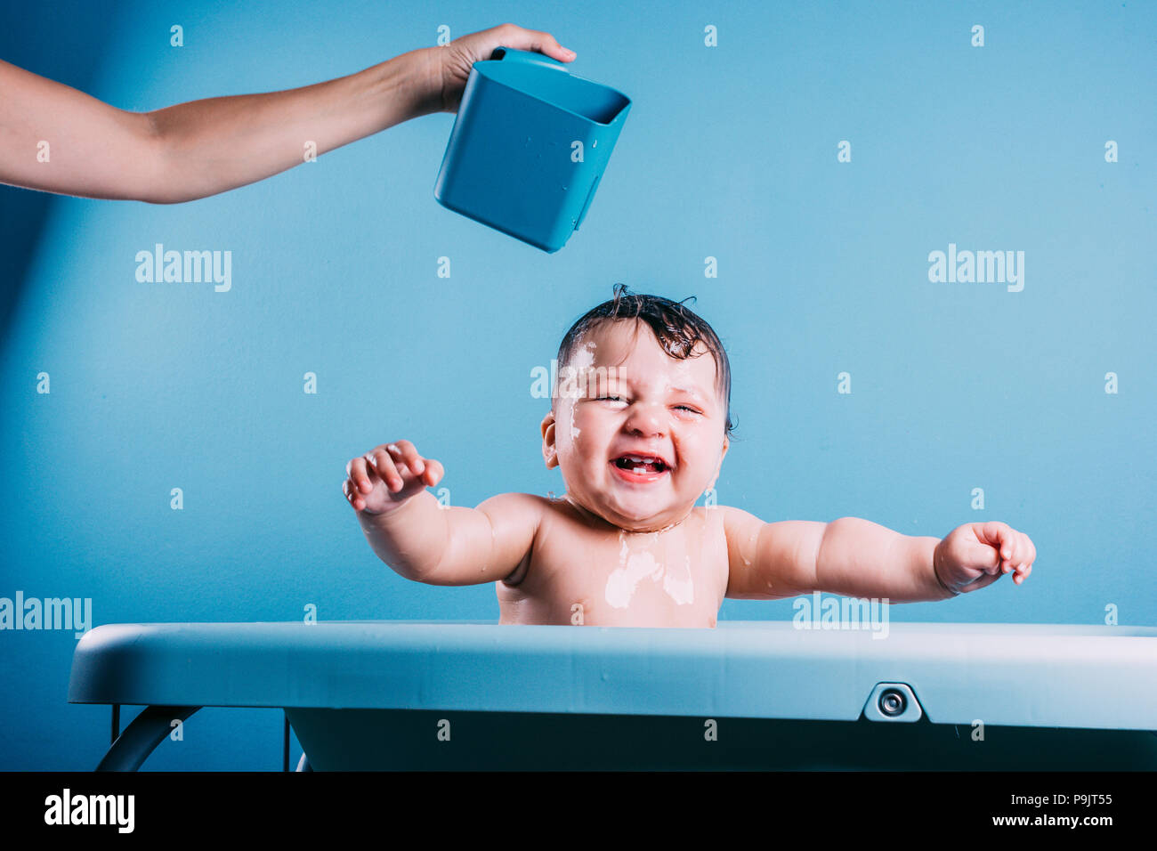 Kinder badewanne buntes wasser -Fotos und -Bildmaterial in hoher ...