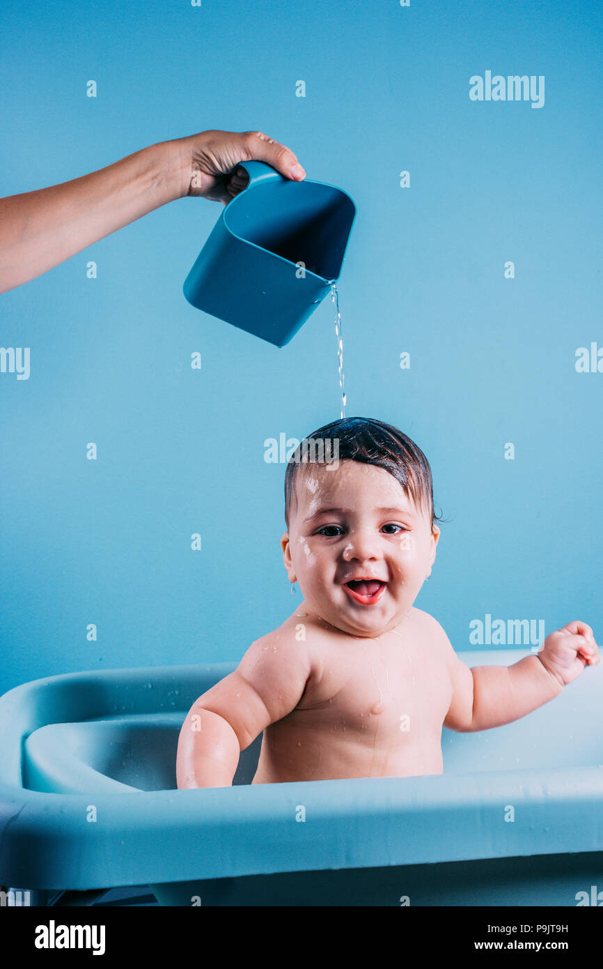 Glückliches lachendes Baby in der Badewanne. Lächelnd Kind im ...