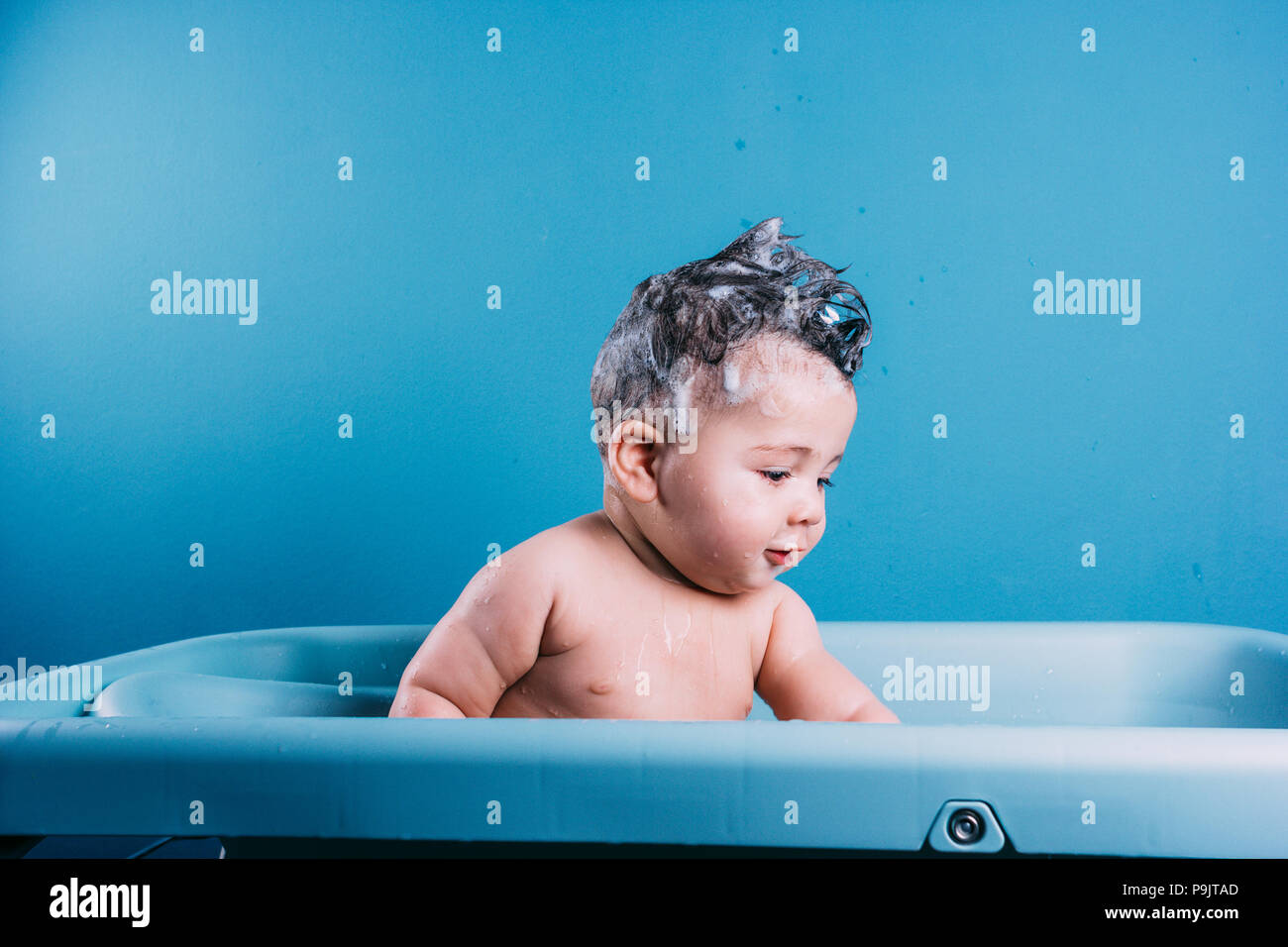 Kinder badewanne buntes wasser -Fotos und -Bildmaterial in hoher ...