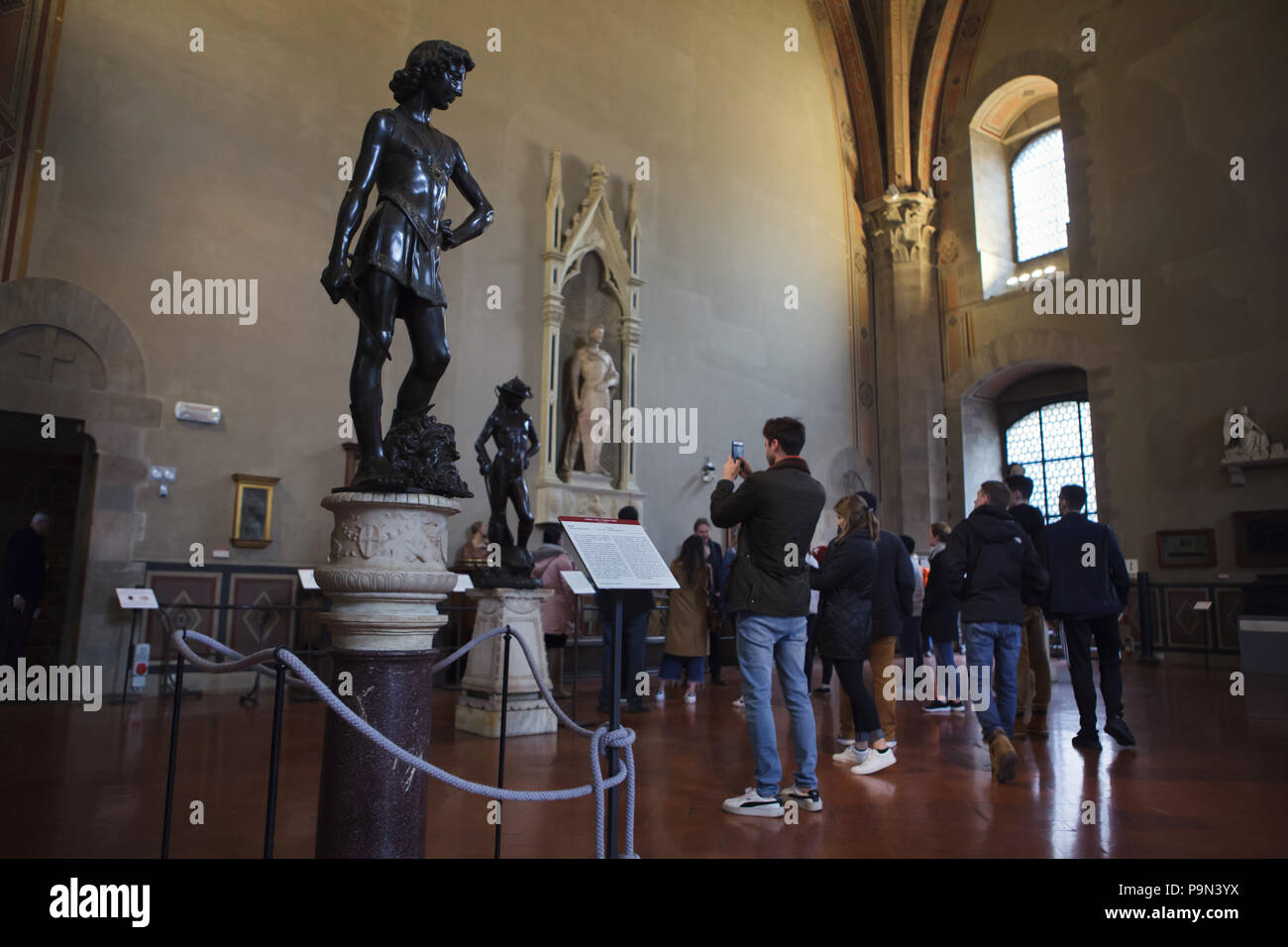 Besucher vor der Statue des David von der italienischen Renaissance ...