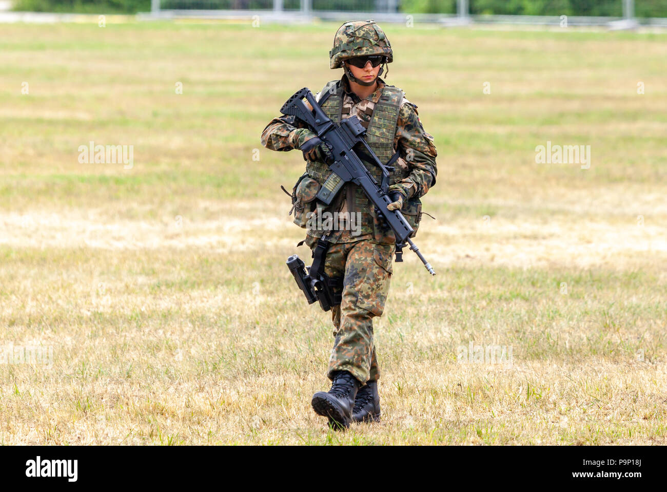 Soldiers german bundeswehr patrol in -Fotos und -Bildmaterial in hoher ...