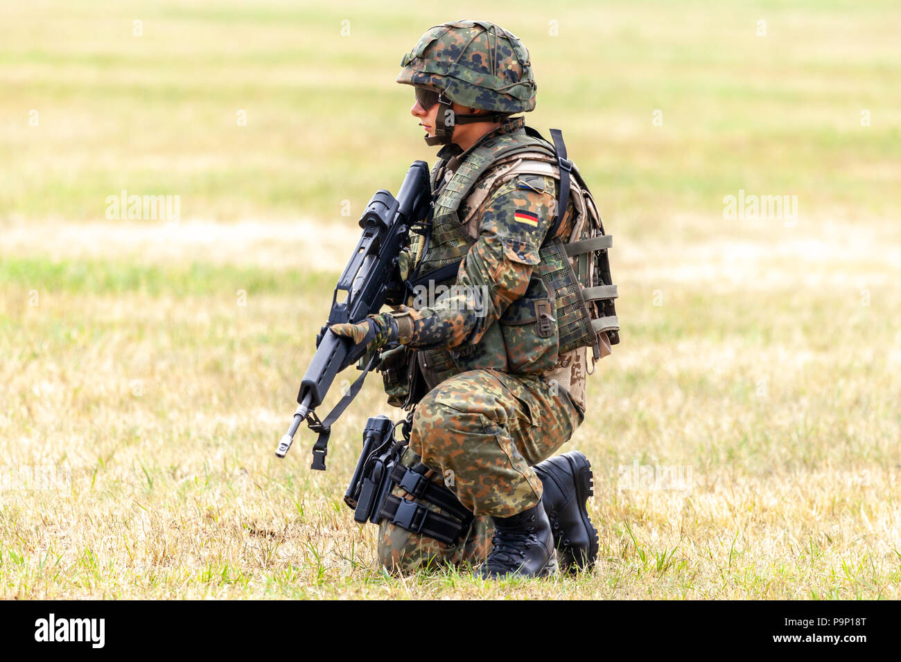 Soldier german armed bundeswehr in -Fotos und -Bildmaterial in hoher ...